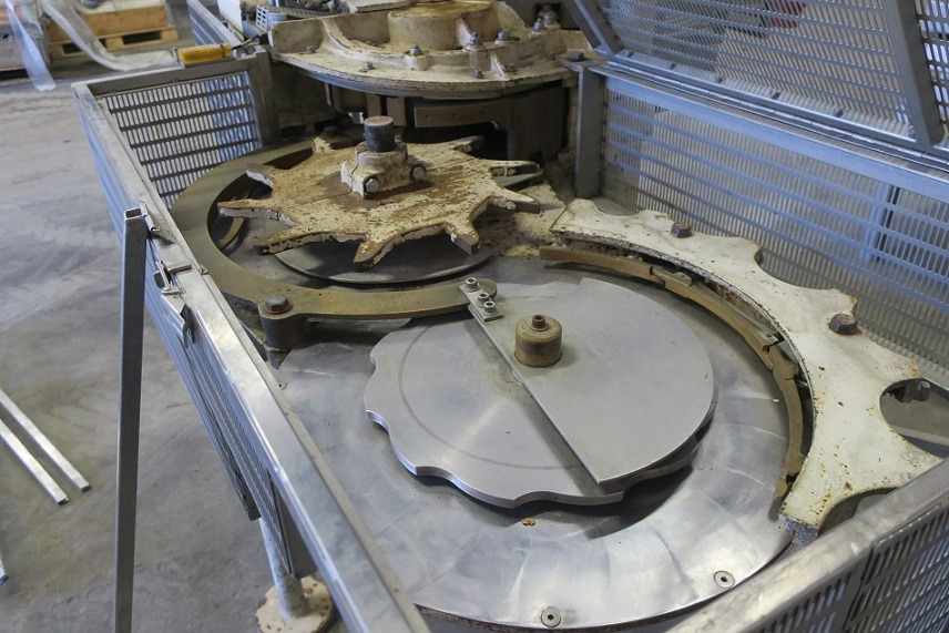 Automatic seamer Angelus 40P tooled for Dia 73 seaming Dia 70 necked ...